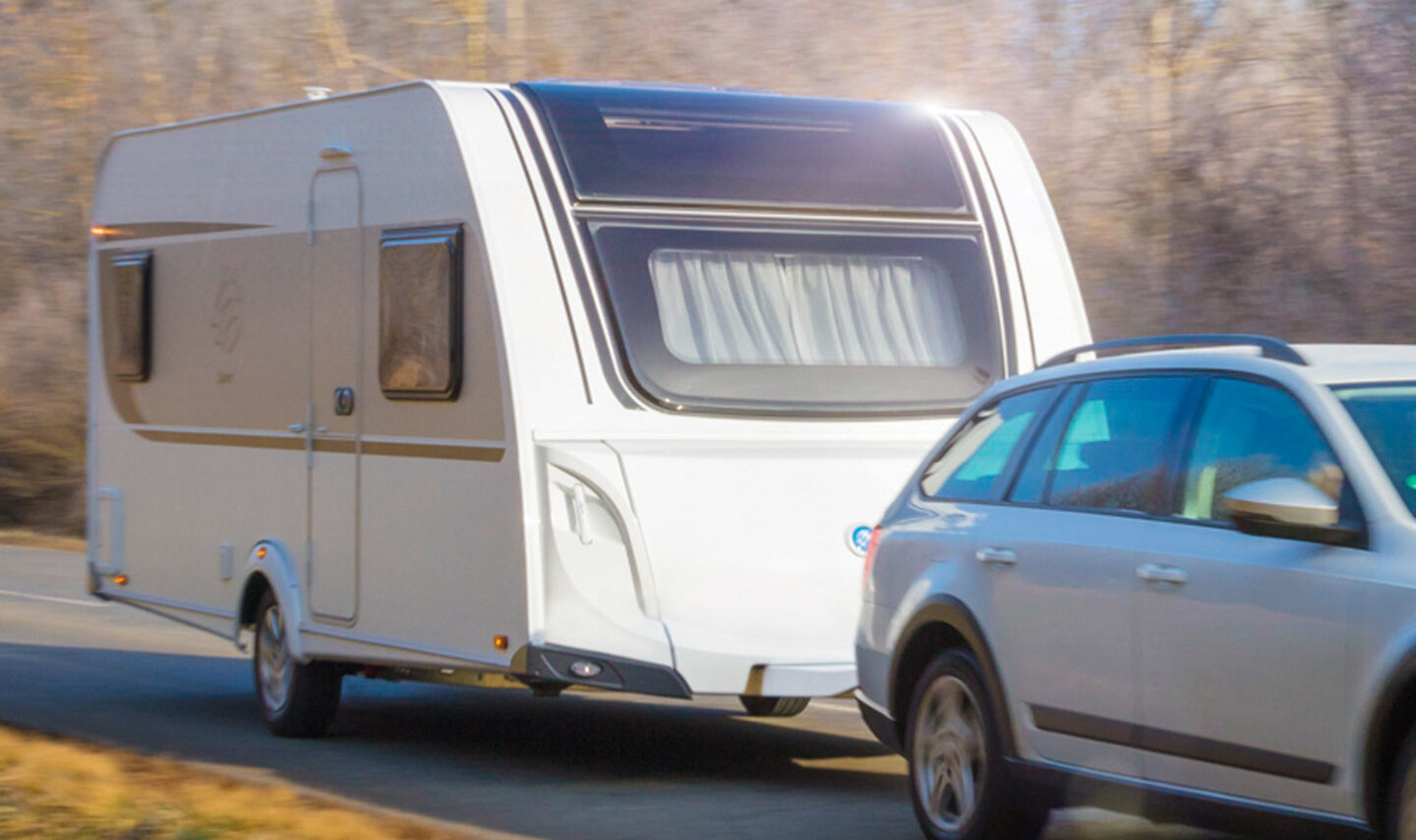 Se puede dormir en la caravana enganchada al coche en 2025